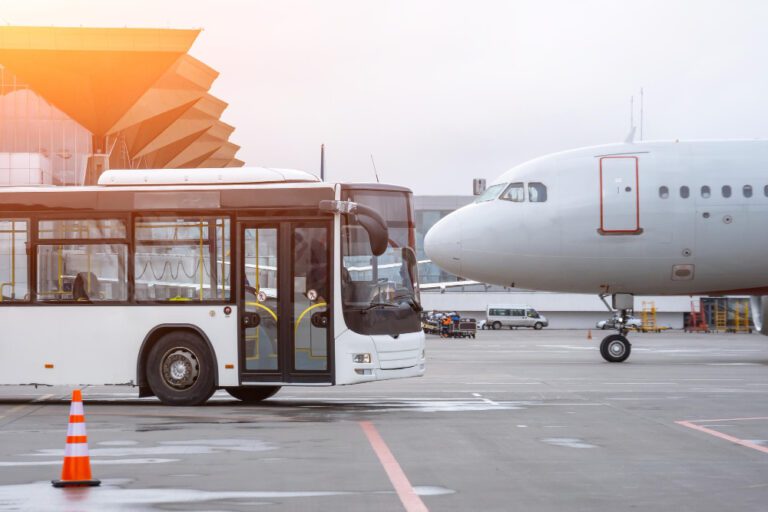 Airport Shuttle Bus vs. Taxi: Which is the Better Choice for Travel?